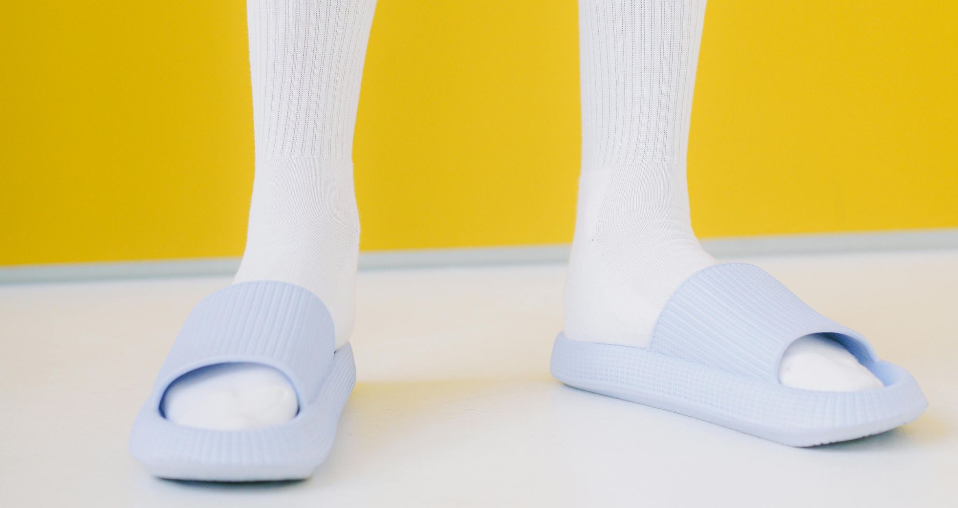 ¿Por qué algunas personas usan chanclas con calcetines? Esto dice la ...