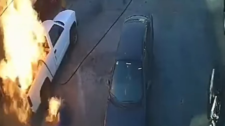 Explosión de tanque estacionario mientras era cargado en una camioneta ...