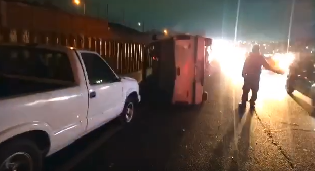 Volcadura de camioneta en carretera México-Puebla provoca caos vial