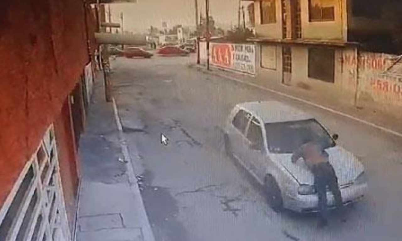 ¡Se lo lleva en el cofre! Automovilista choca con taxista y después lo atropella en Puebla