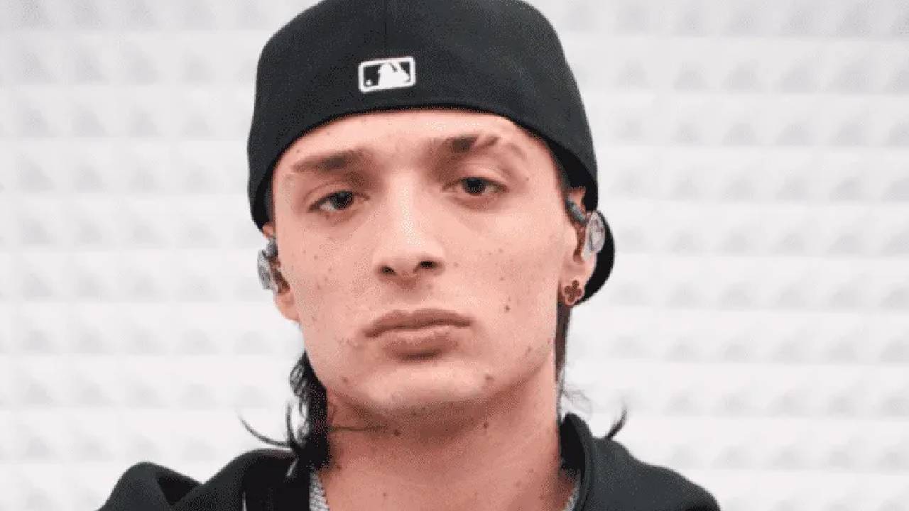 VIDEO: Peso Pluma le avienta agua en la cara a fan en pleno concierto