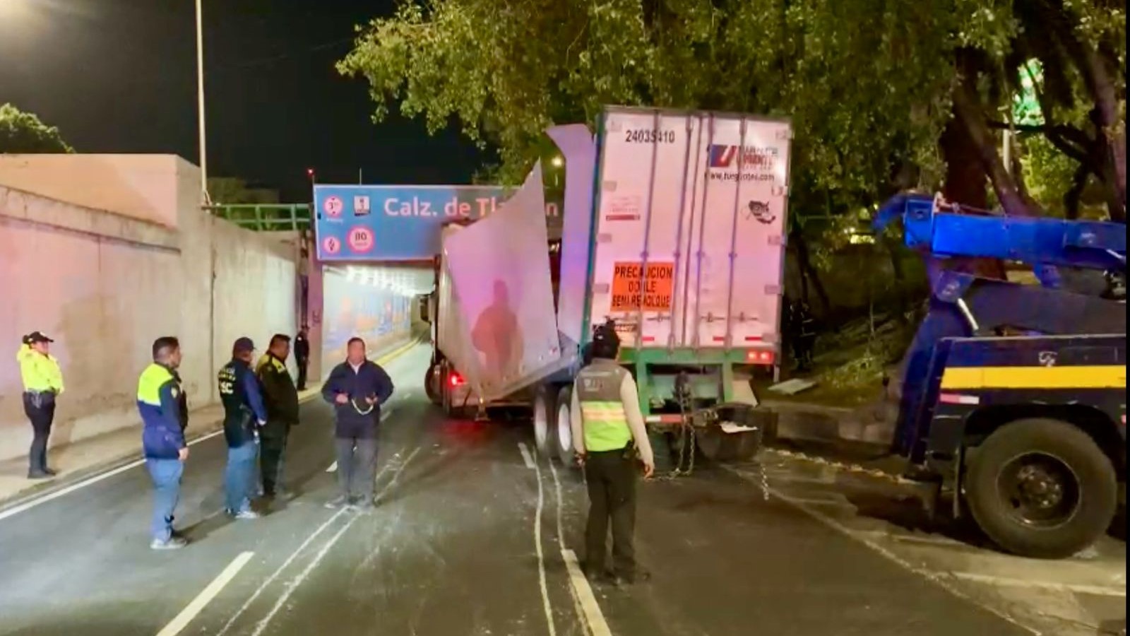 Tráiler atorado en paso a desnivel en Viaducto a la altura de Tlalpan, CDMX