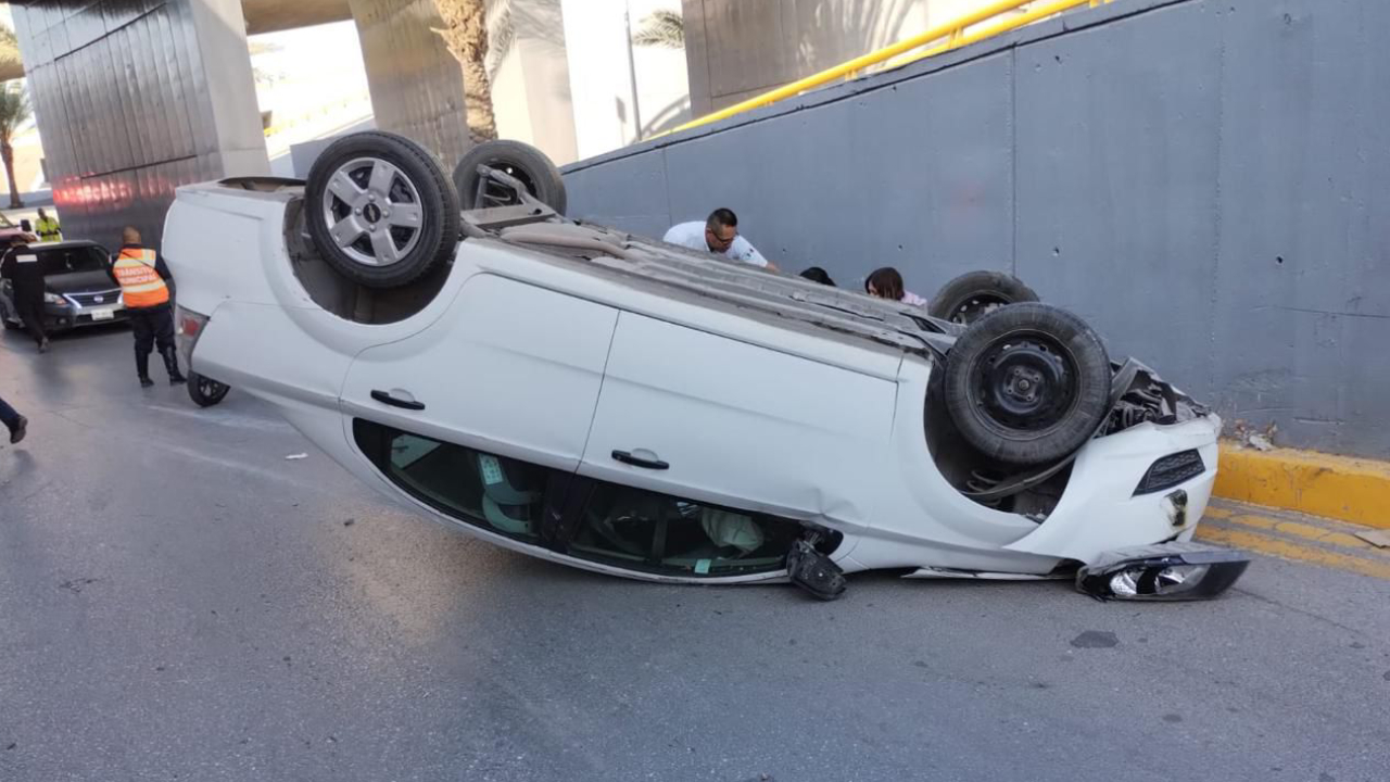 Se reporta volcadura en Nudo Mixteco de Torreón