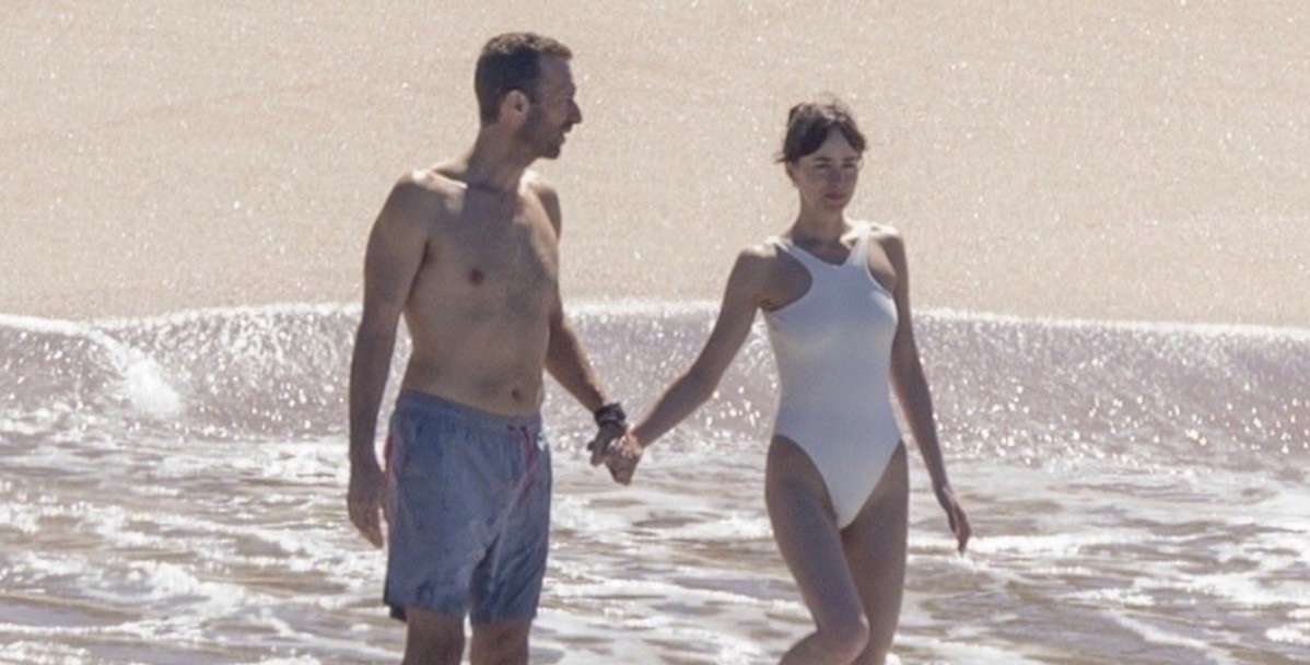 Captan a Dakota Johnson y Chris Martin de Colplay en Puerto Vallarta
