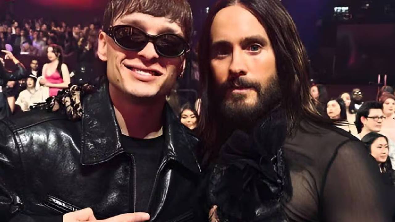 Jared Leto y Peso Pluma en una foto, pero a fans no le gustó