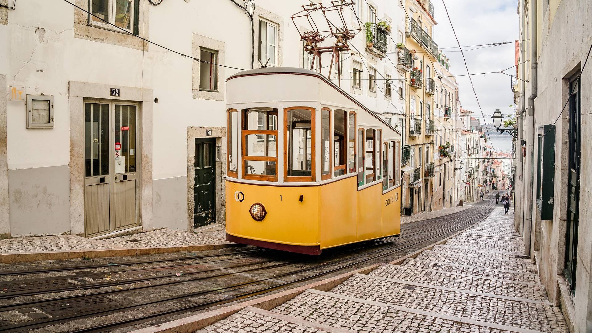 Tranvía se estrella y como saldo 15 personas heridas y 20 heridos en ...