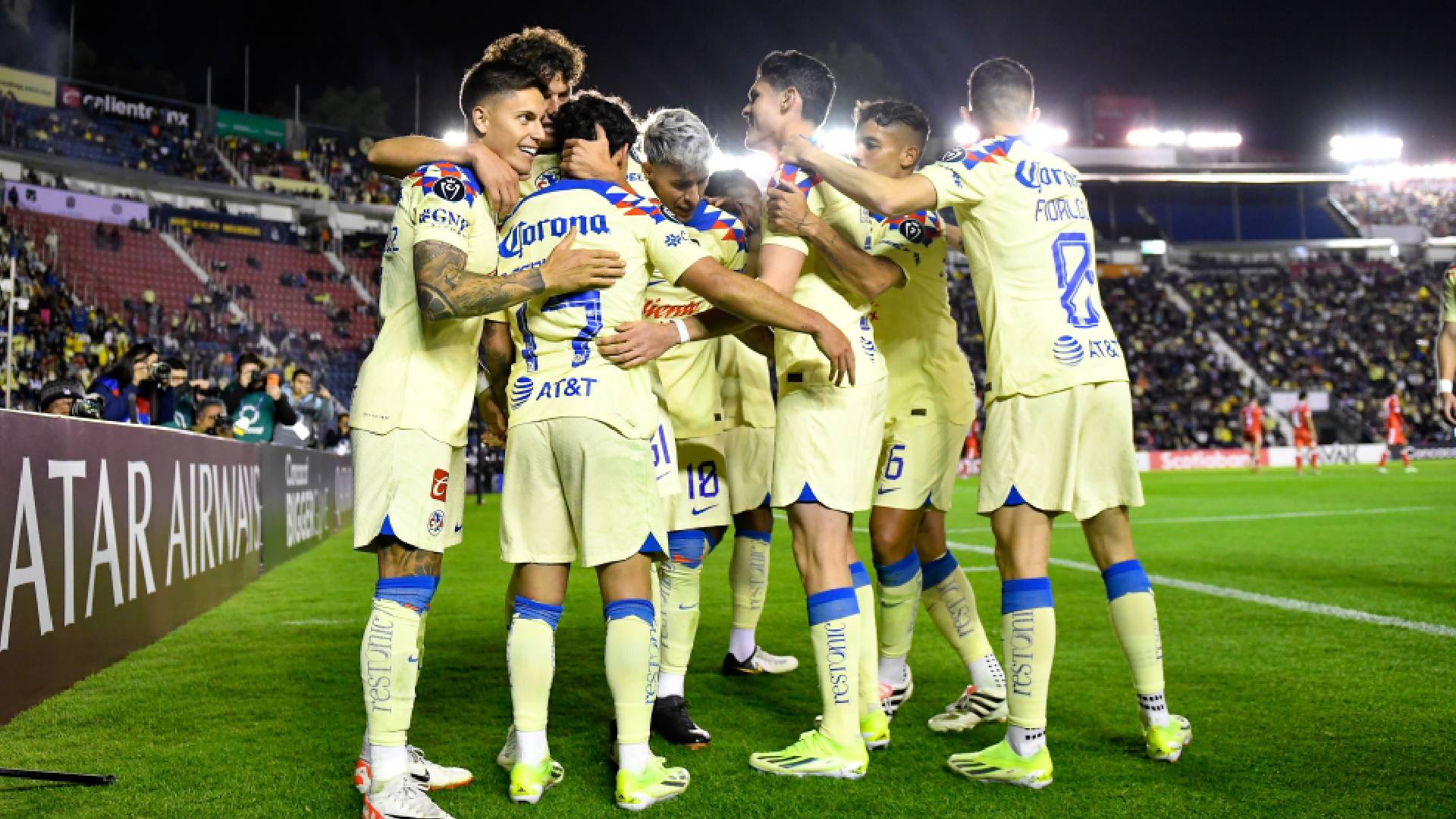 Jugadores del América tienen un enfrentamiento de almohadas previo al ...