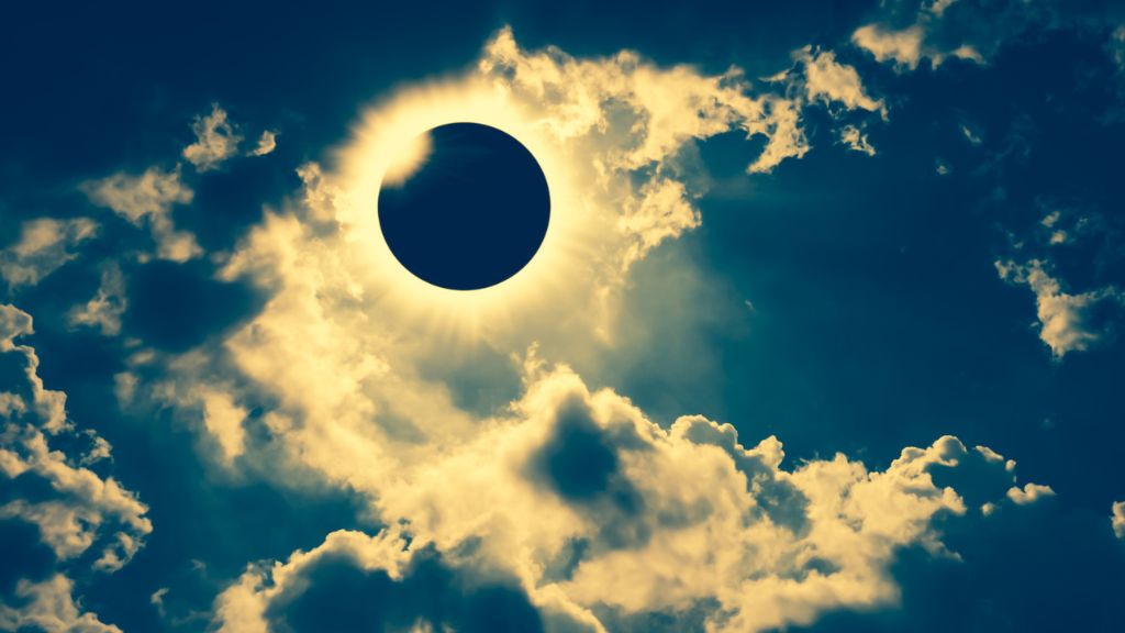 ¿Dónde puedo ver el eclipse solar en vivo y gratis? 🌔