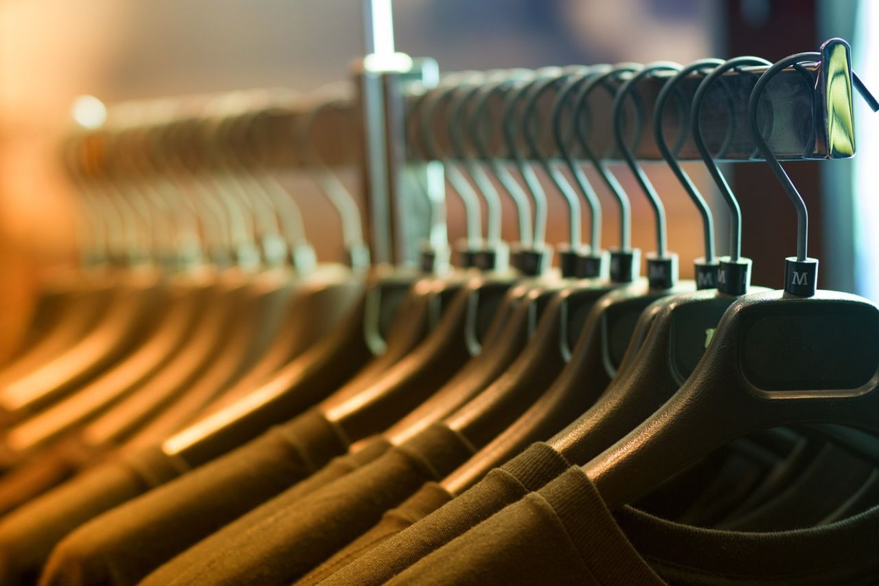 ¿Cómo eliminar el olor a humedad en la ropa guardada?