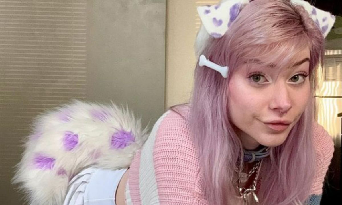 ¡Duerme en una jaula! Joven afirma identificarse como un perro