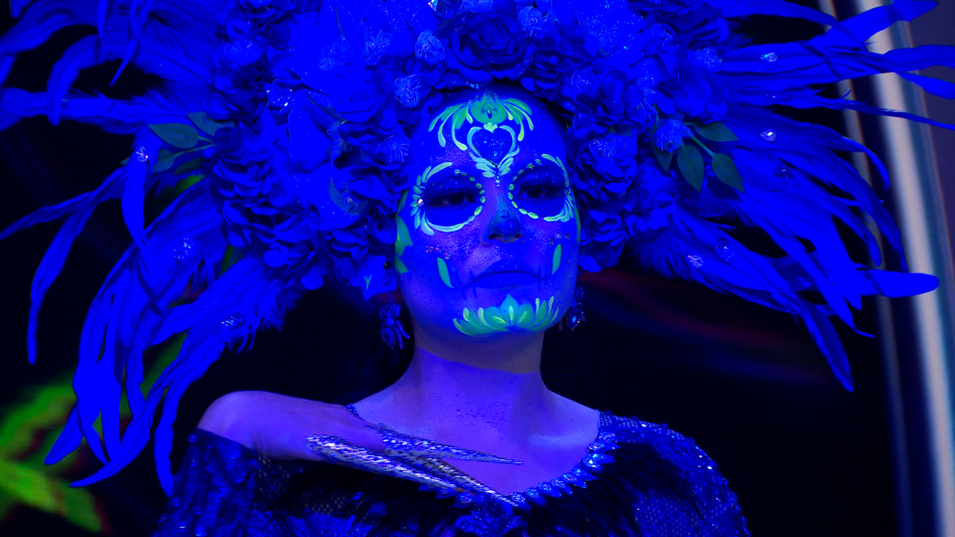 Checa esta pasarela de catrinas de neón para Día de Muertos