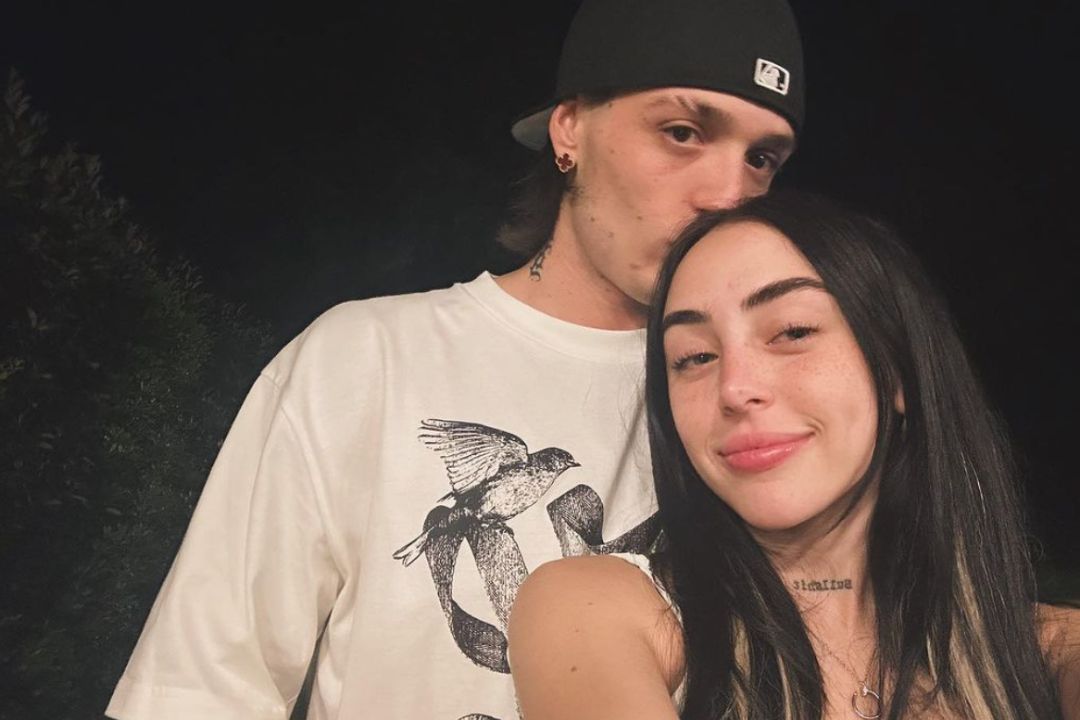 VIDEO: Captan a Nicki Nicole de la mano de otro hombre