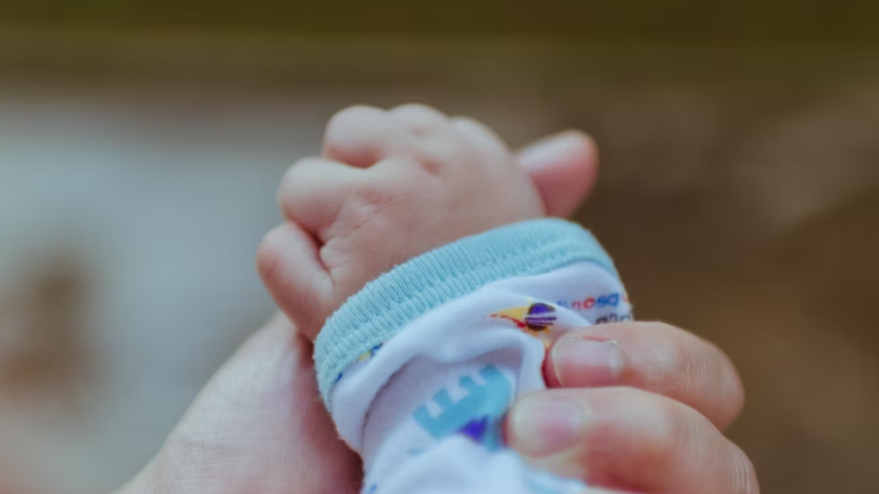 Madre llega con su bebé muerto en brazos; tenía lesiones