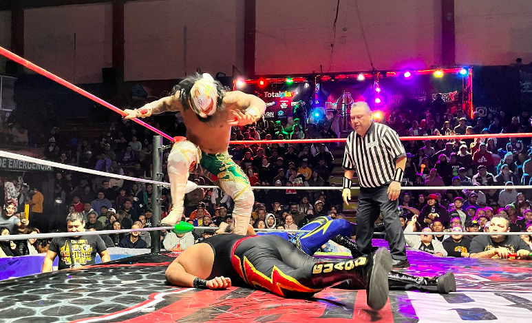 Shocker reaparece en el ring de lucha libre; sale sangrando y en camilla