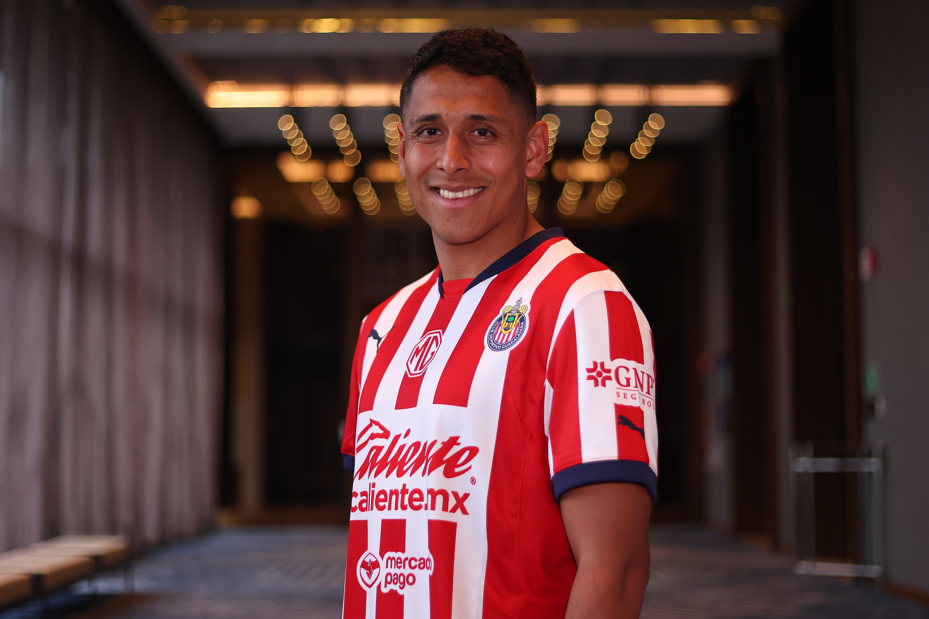 Chivas hace oficial el fichaje de Luis Romo para el Clausura 2025