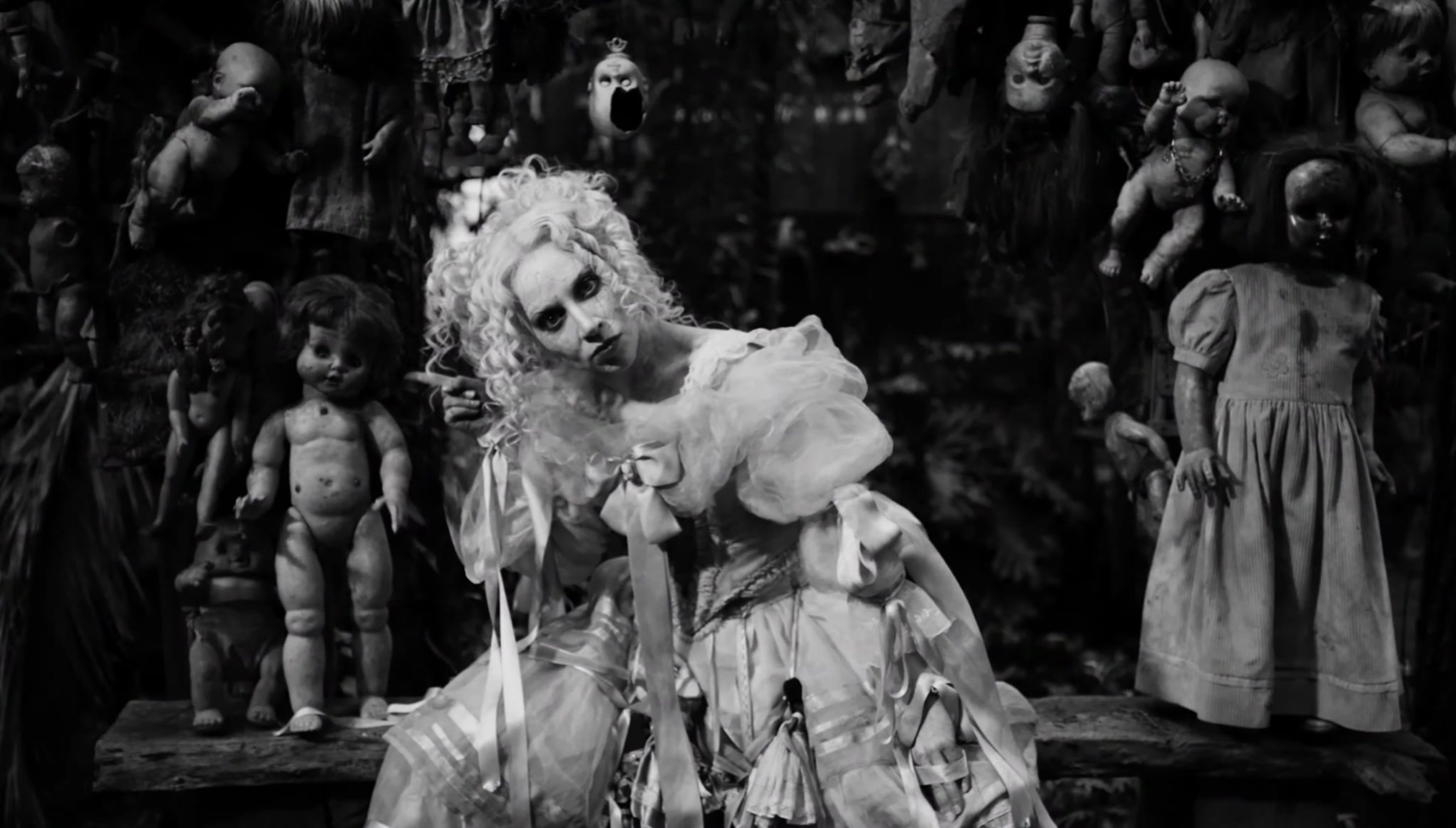 Lady Gaga estrena video dirigido por Tim Burton en la Isla de las Muñecas