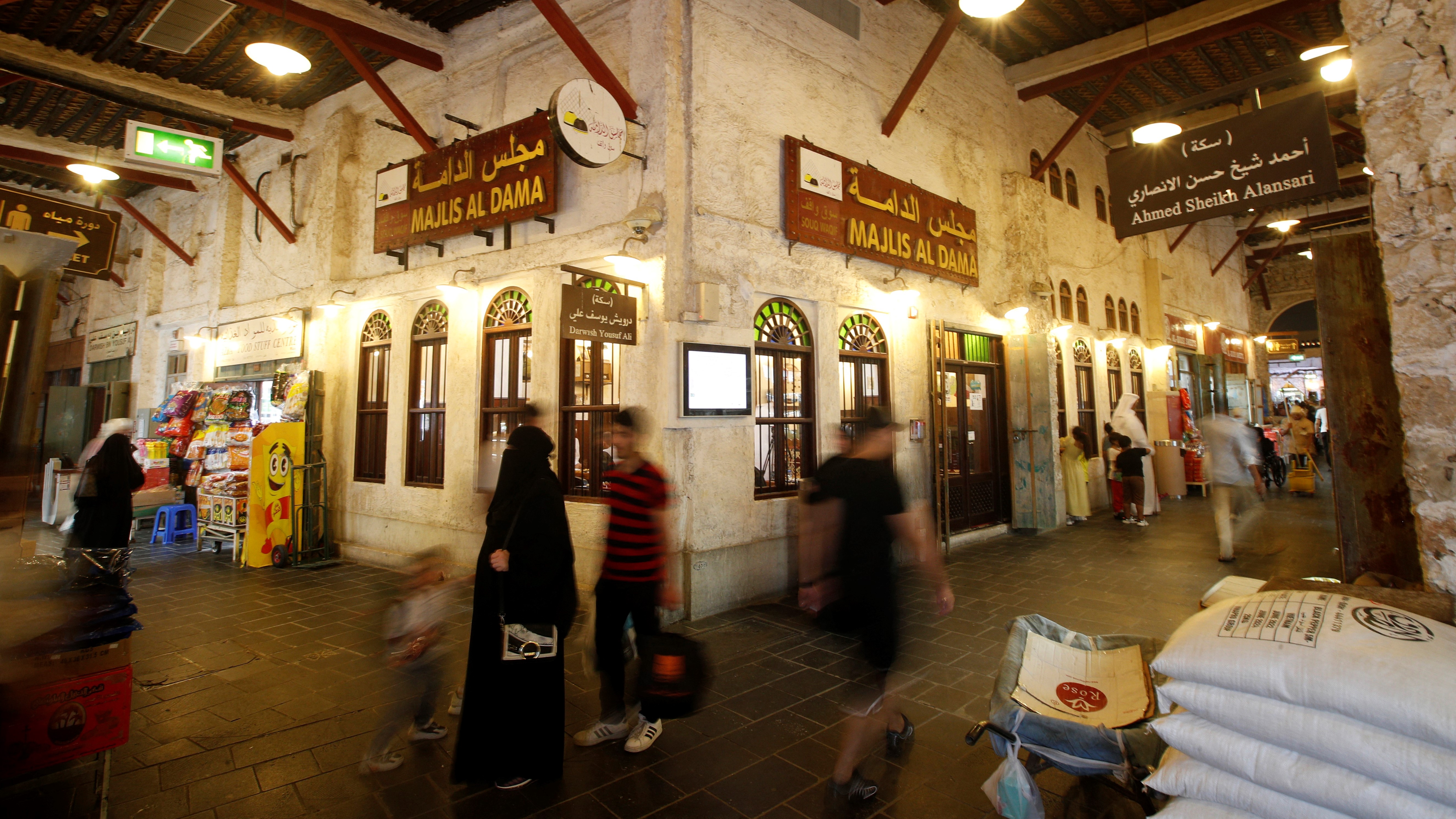 Una mirada al mercado Souq Waqif, listo para las compras en Qatar 2022