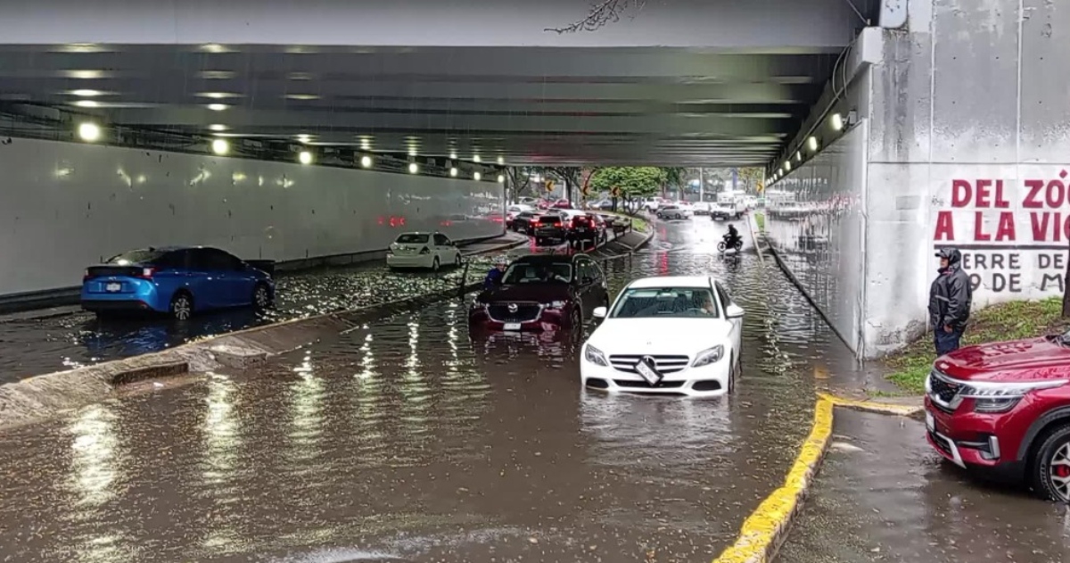 Inundación en Periférico Sur deja a dos autos varados