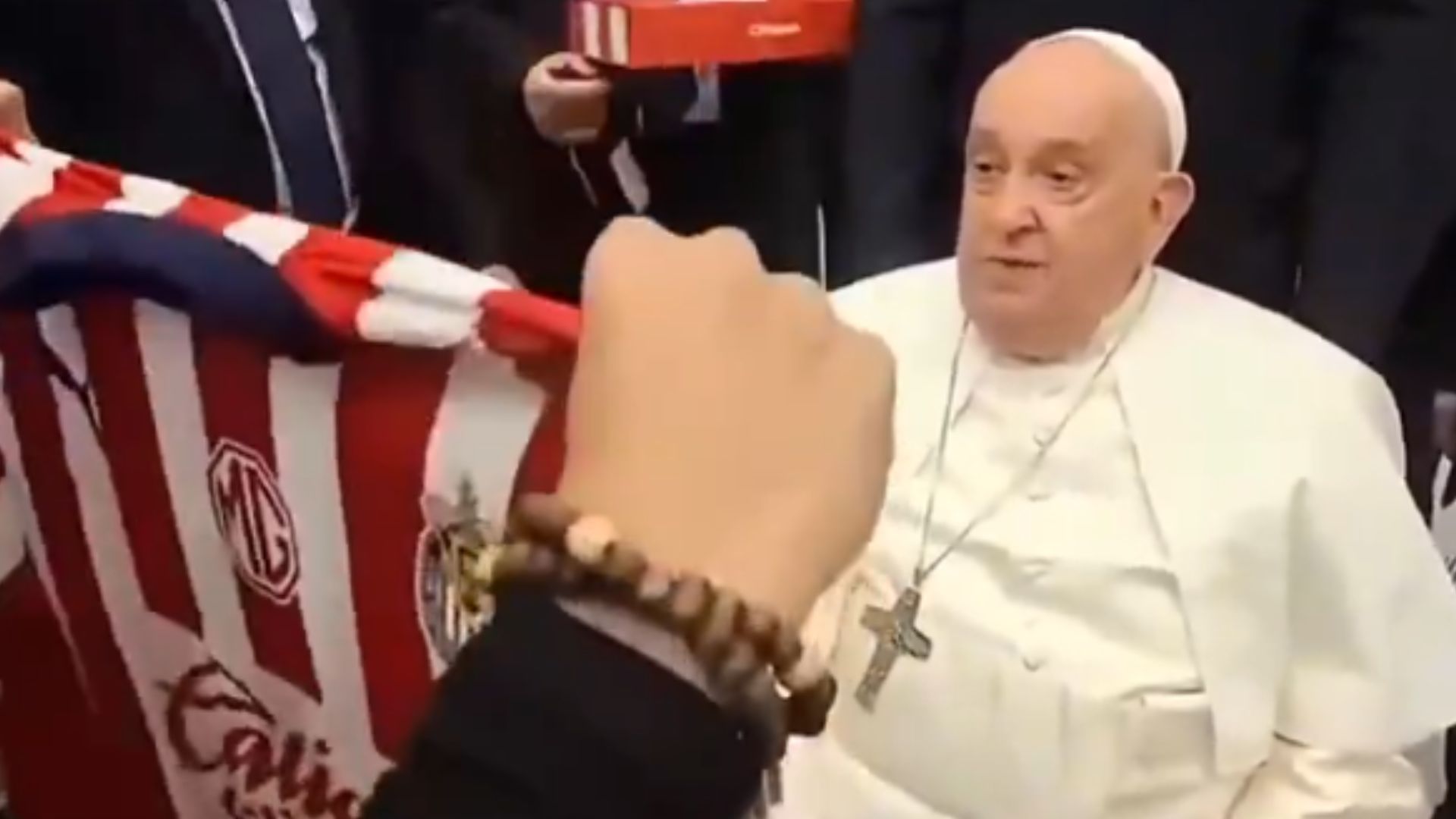 Papa Francisco recibe playera de Chivas; así reaccionó