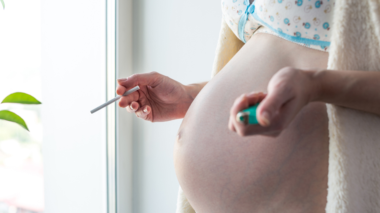 Fumar en el embarazo aumenta riesgo de fracturas en los bebés