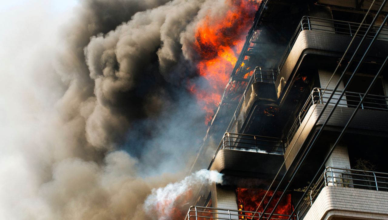 Reportan fuerte incendio en rascacielos de Nueva York