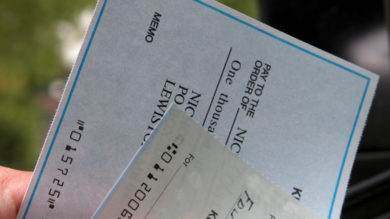 Hombre encuentra cheque por 2 MILLONES de pesos y lo regresa a su dueño