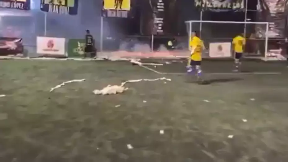 Video: Explosión de pirotecnia durante partido de futbol deja 6 heridos ...