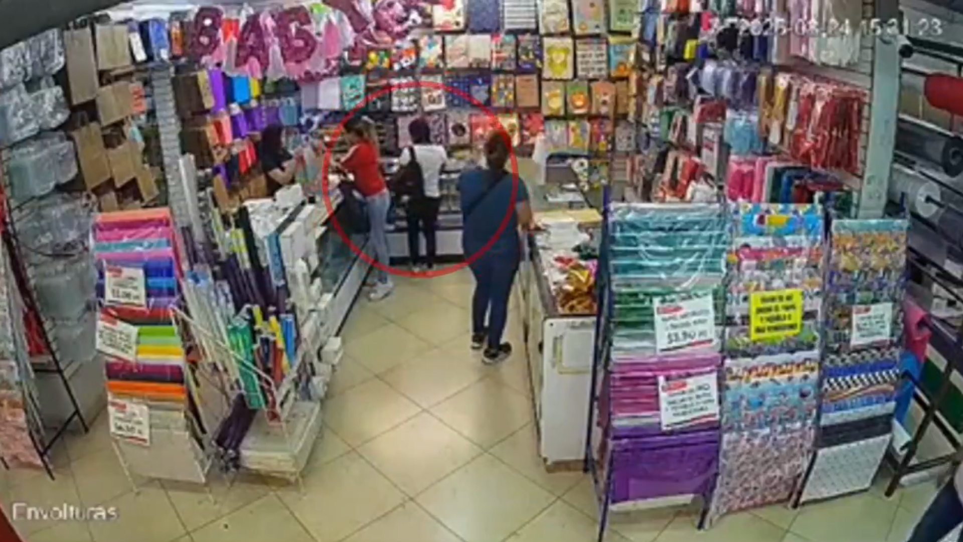 Robo de cartera en el centro de Monterrey: video exhibe a dos mujeres ...