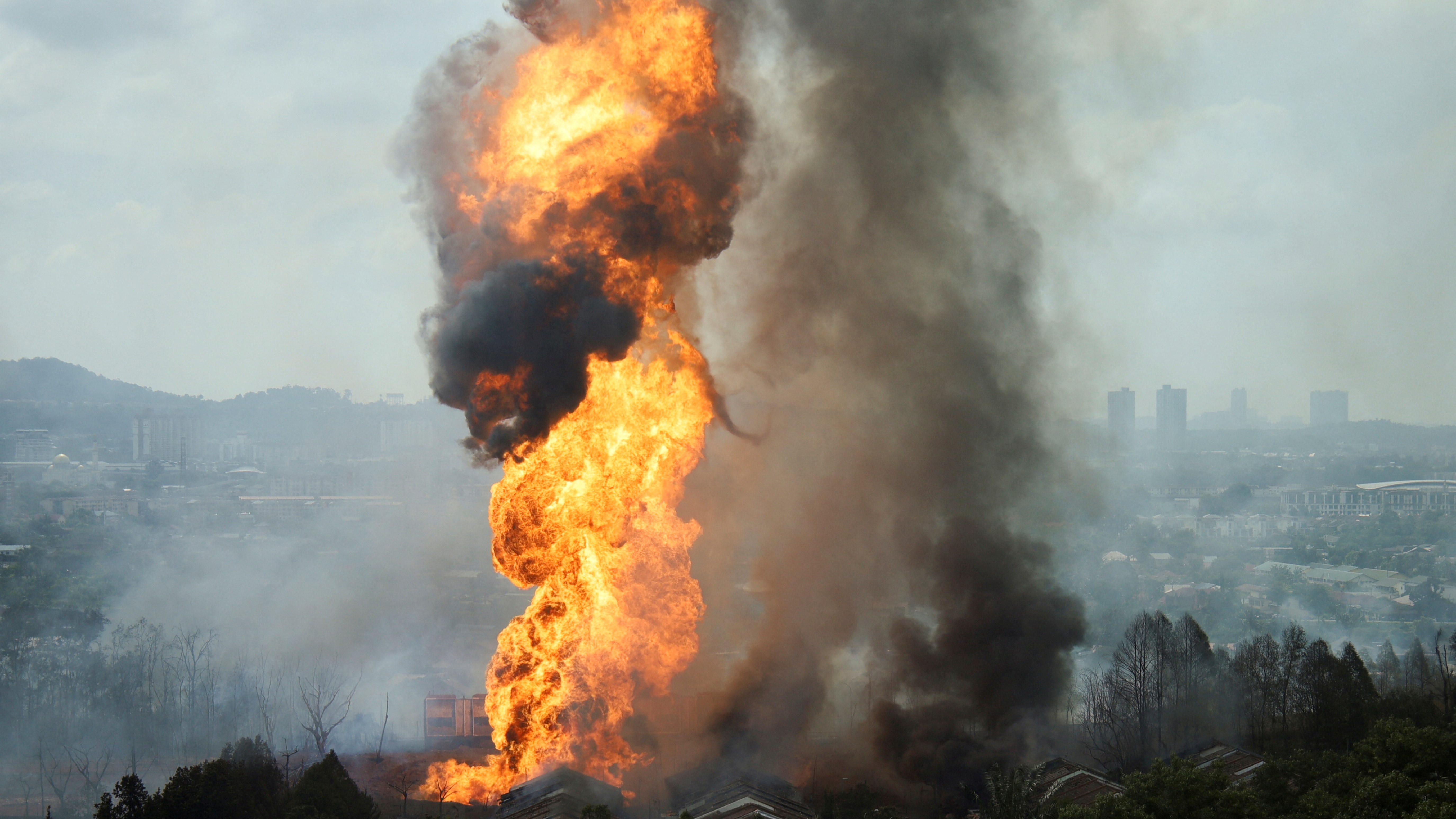 Explosión de gasoducto provoca incendio en Malasia