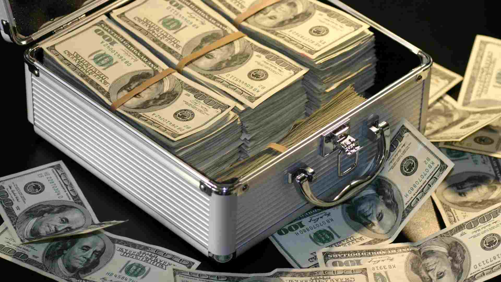 FGR confisca 300 mil dólares que transportaban en camión