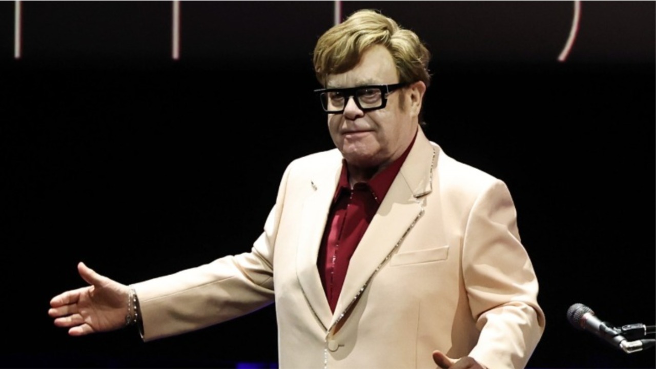 Elton John se siente acomplejado por su aspecto físico
