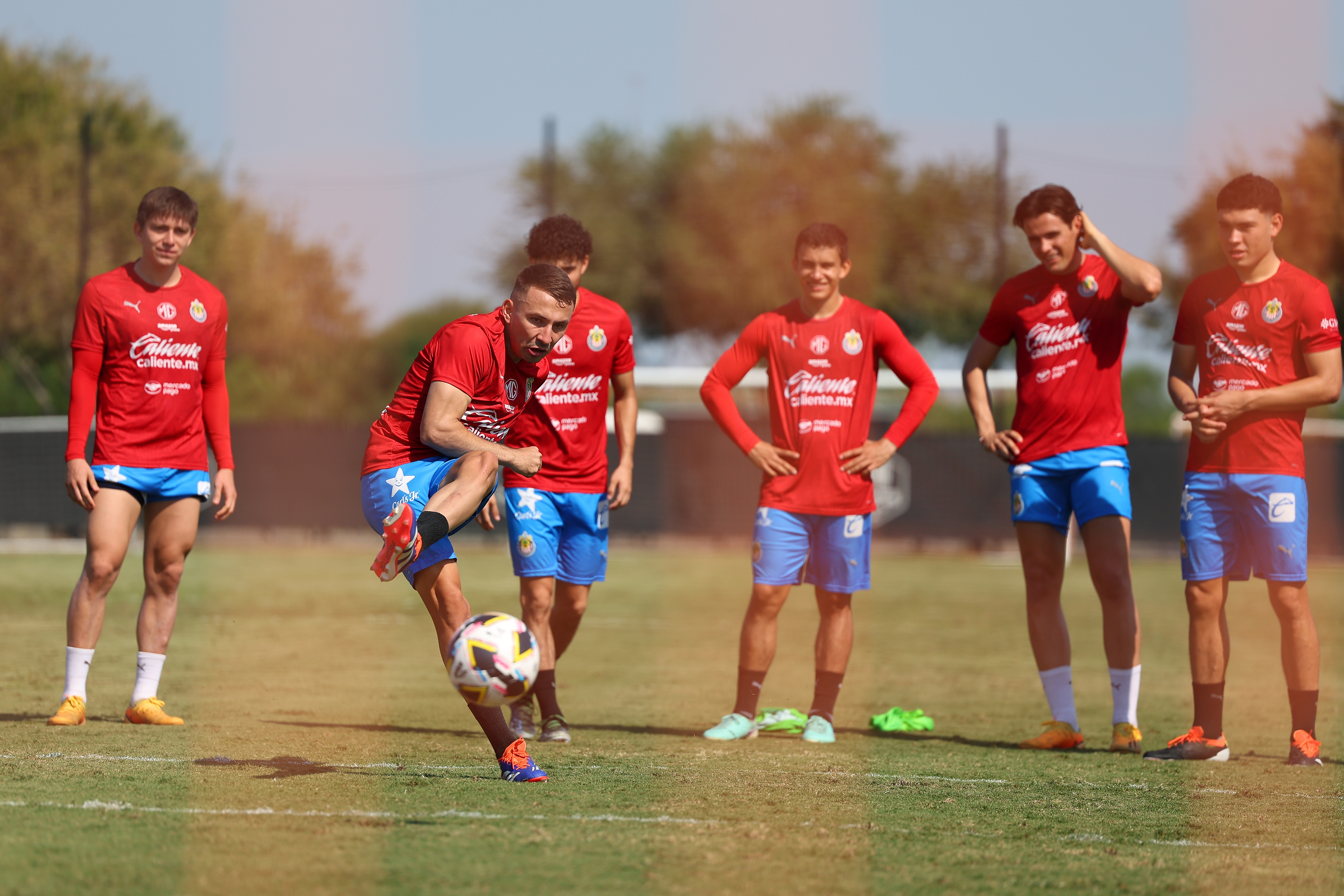 La sorpresa que podría lanzar Chivas en la delantera para visitar a ...