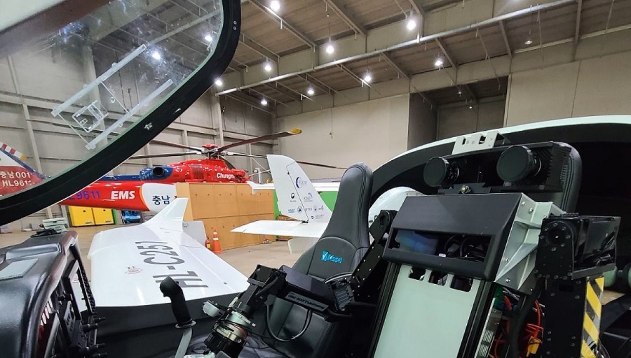 Crean robot capaz de pilotear un avión con solo leer el manual