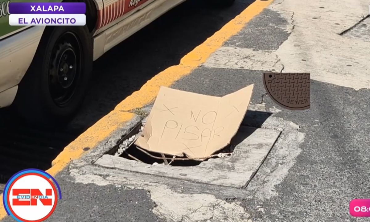 Habitantes reportan peligrosa alcantarilla rota en Xalapa