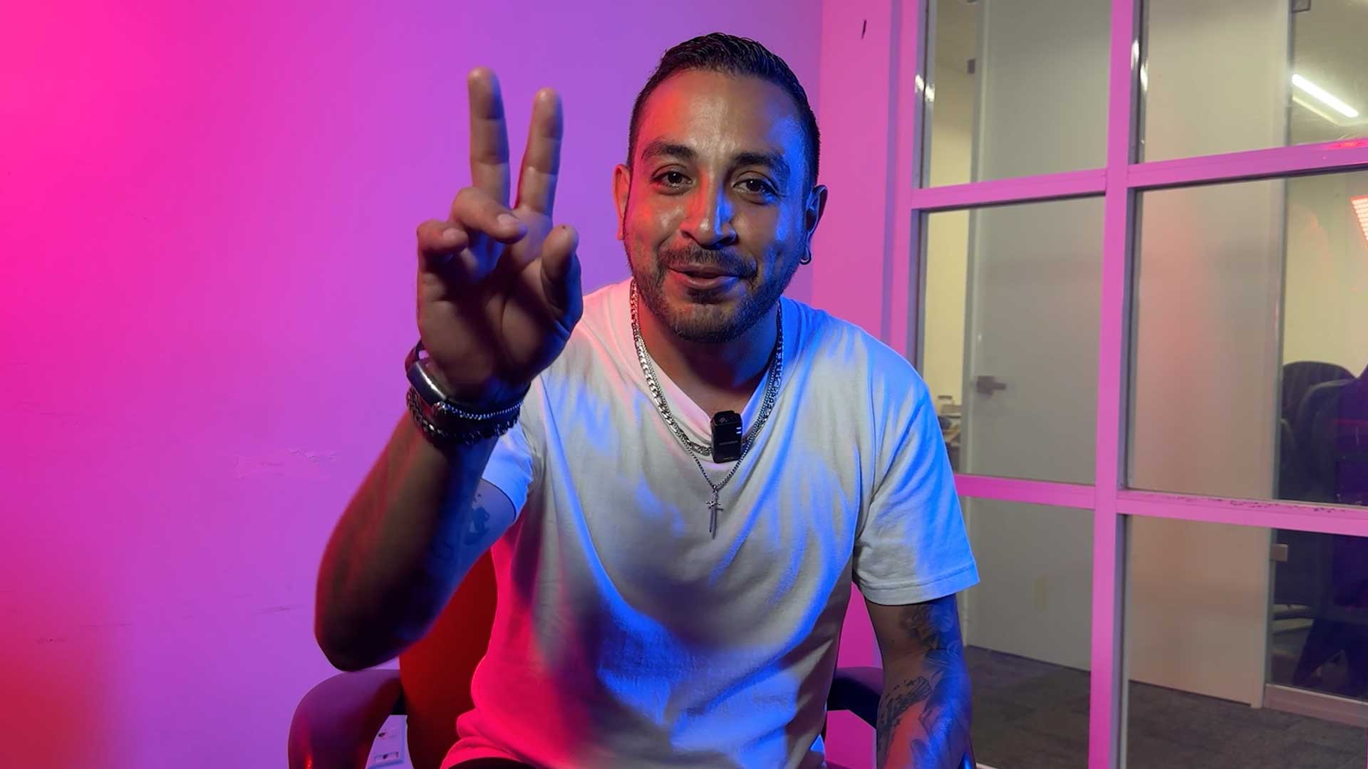 Luis Fernando Peña y los relieves de su personaje "el papi" en Rosario Tijeras