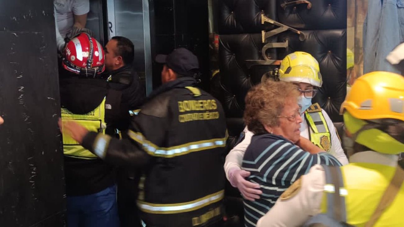Rescatan a 13 personas atrapadas en elevador de tienda departamental en ...