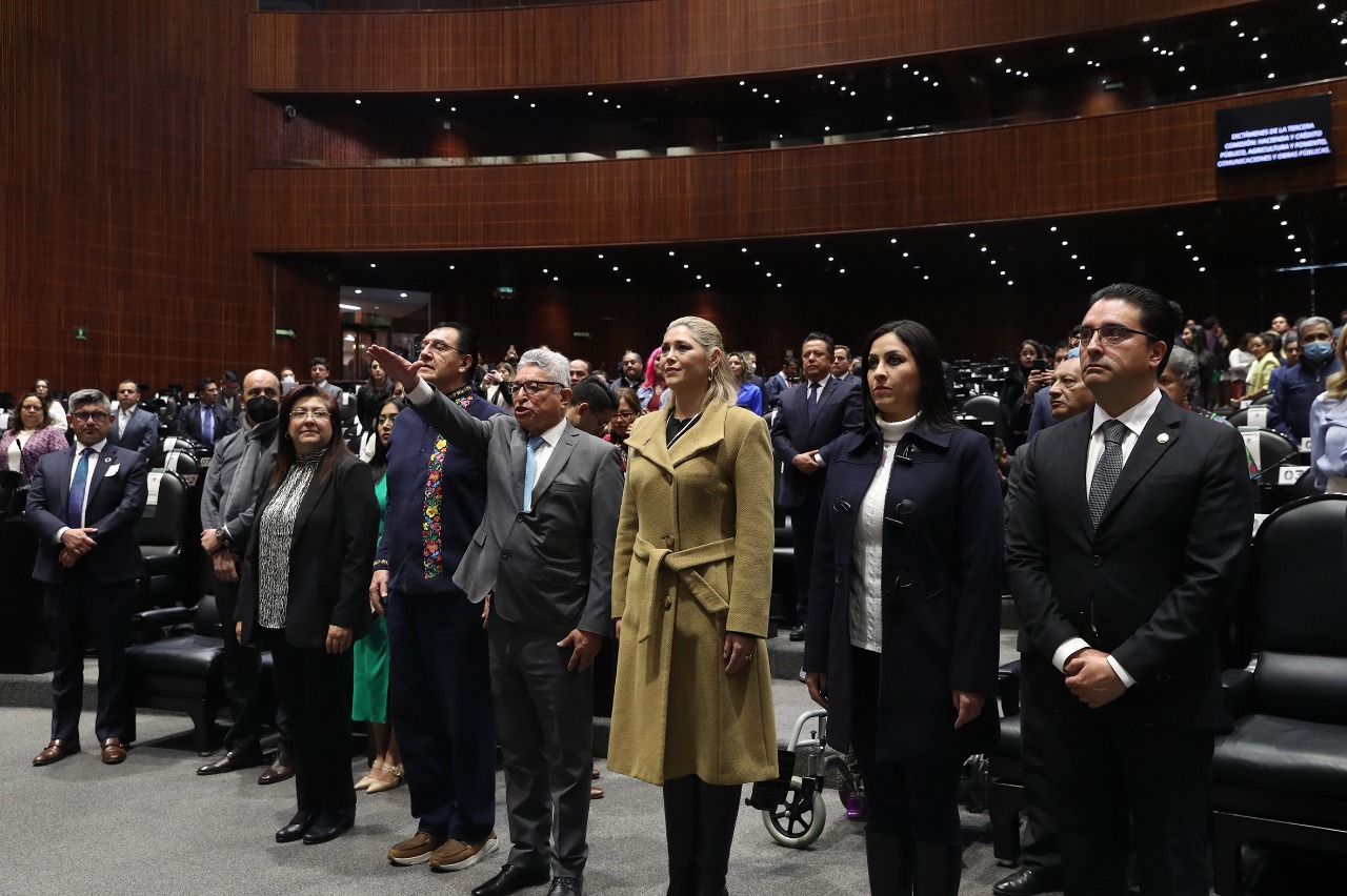 Melchi García asume presidencia de la CRE con respaldo del Congreso