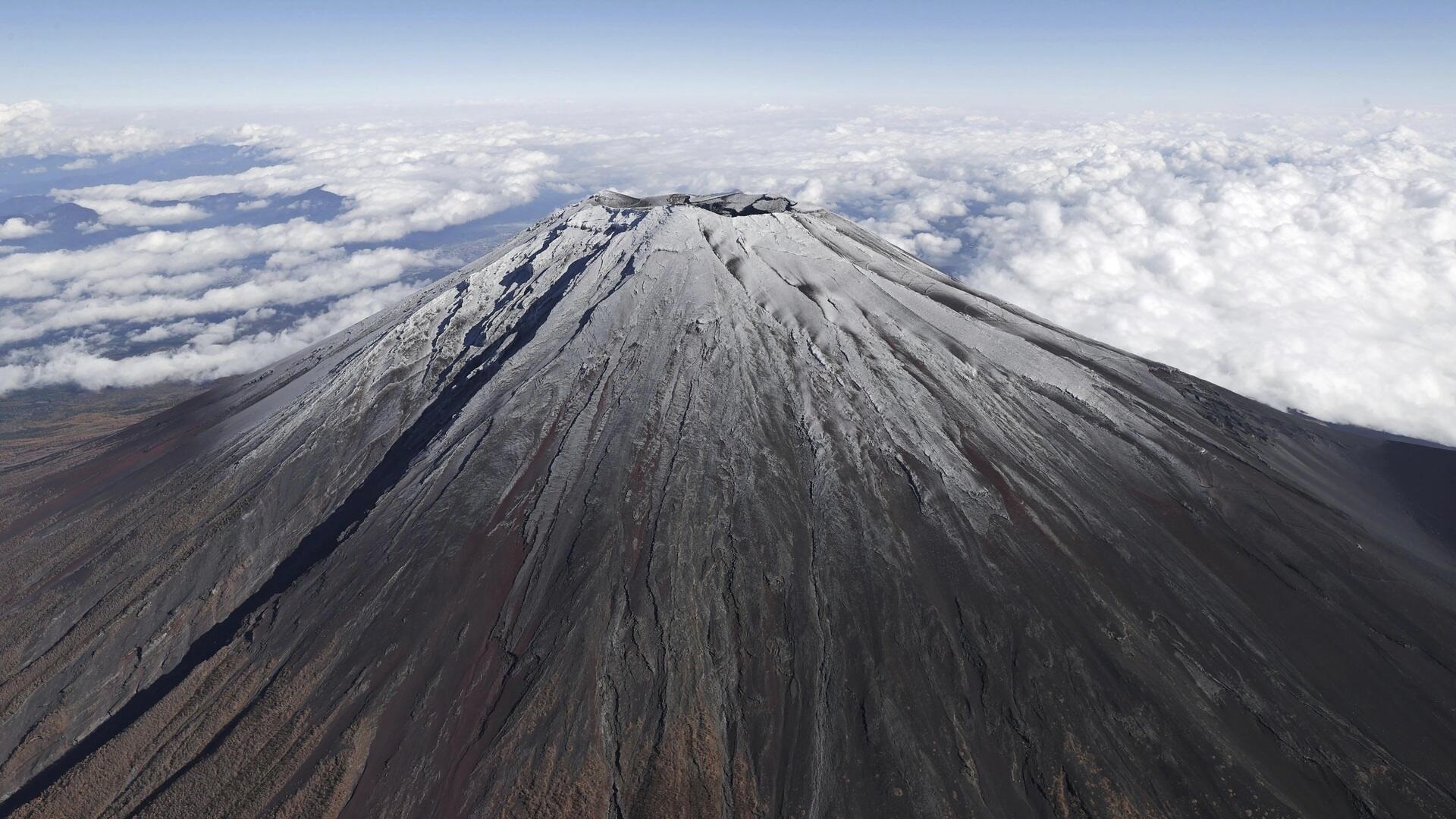 Monte Fuji exhibe su capa de nieve tras 130 años