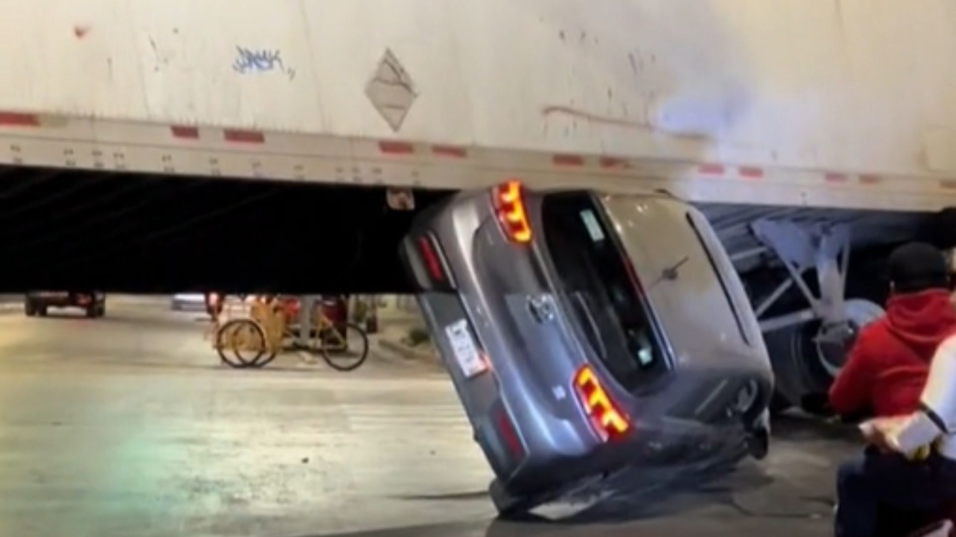 ¿Cómo llegó ahí? Video de auto atorado en tráiler desafía la física