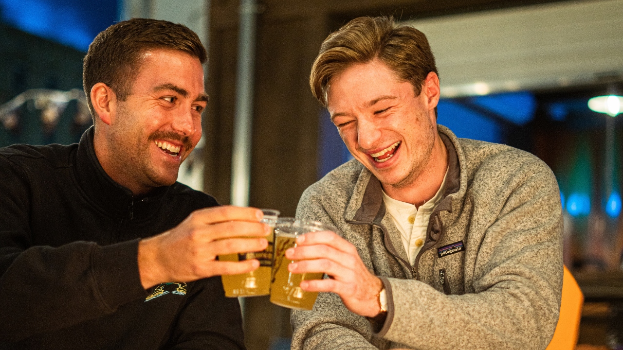 Hombres se sienten atraídos por otros hombres cuando beben alcohol: estudio