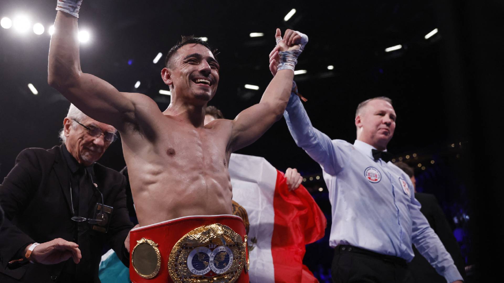 Venado López campeón mundial tras vencer a Josh Warrington