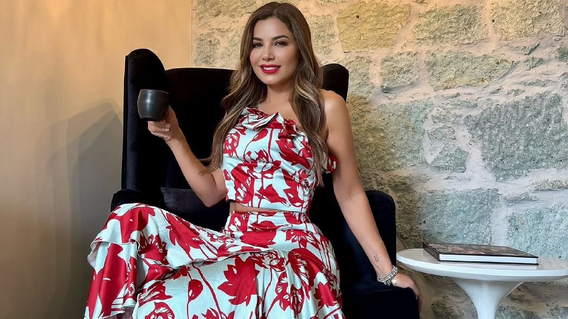 Aleida Núñez cachetea a conductor del pódcast Somos Batos