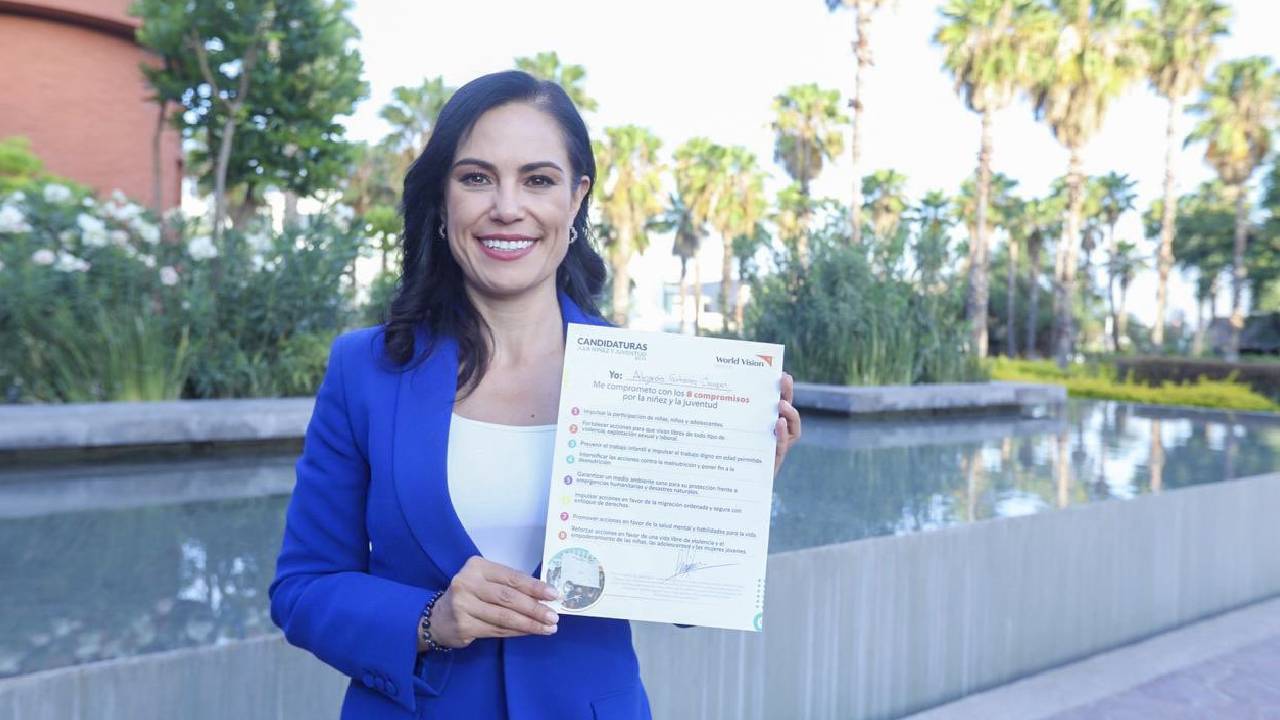 Alejandra Gutiérrez firma carta compromiso de World Vision M
