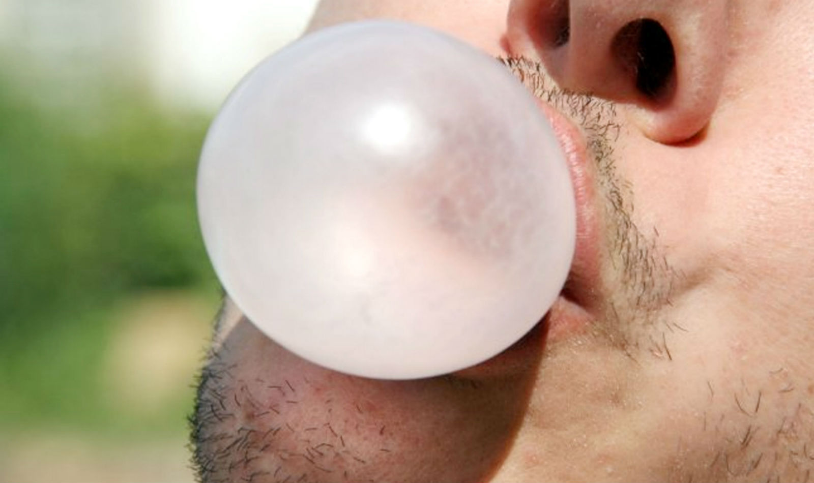 El motivo por el que no deberías masticar chicle, según los expertos