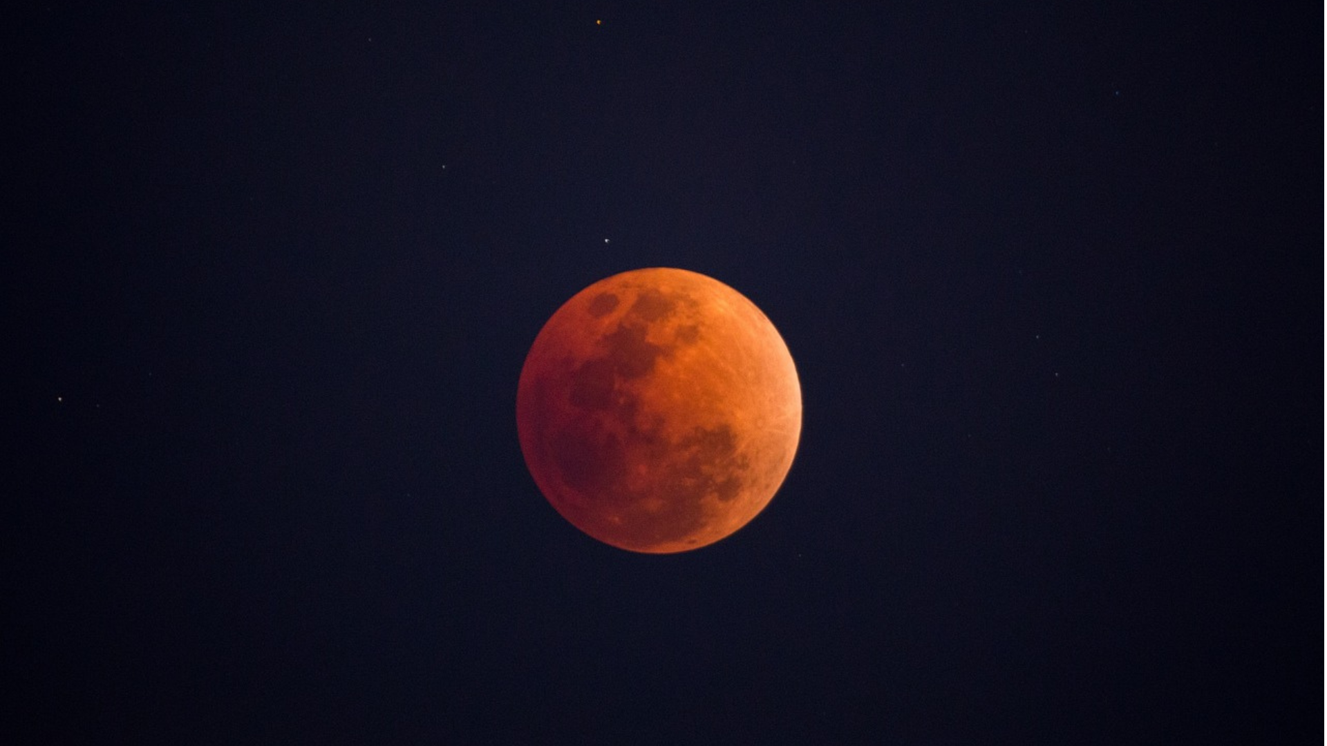 Eclipse lunar: donde ver en vivo, a qué hora, y por qué se da esta luna