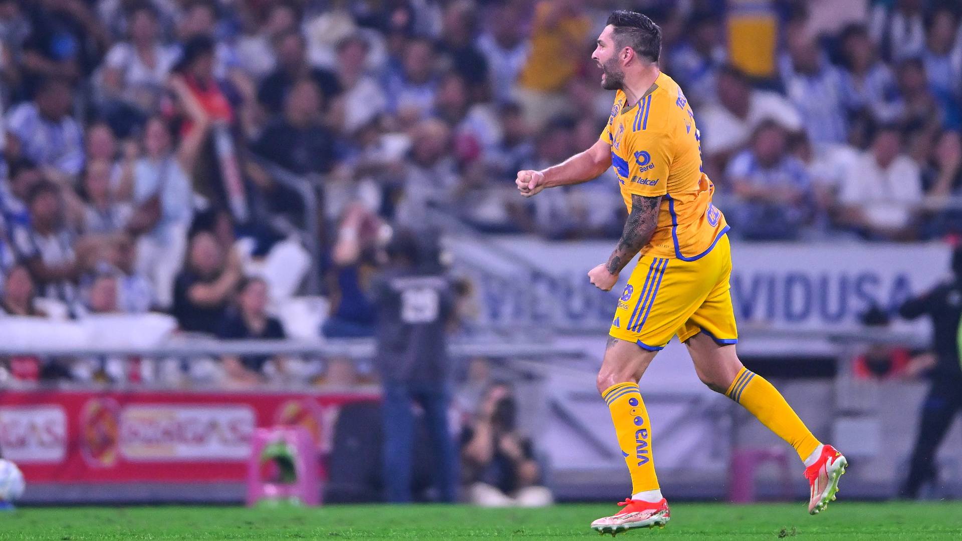 Con esta anotación André Pierre Gignac ganó el premio al Mejor Gol del Año