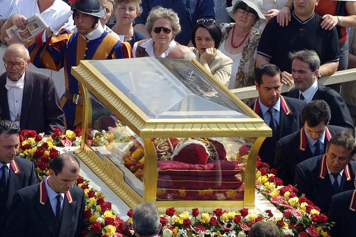 ¿Qué pasa cuando un Papa emérito como Benedicto XVI muere?