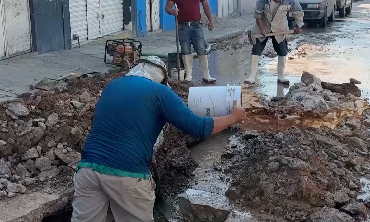 Vecinos reportan fuga de agua recurrente en la calle Prolongación ...