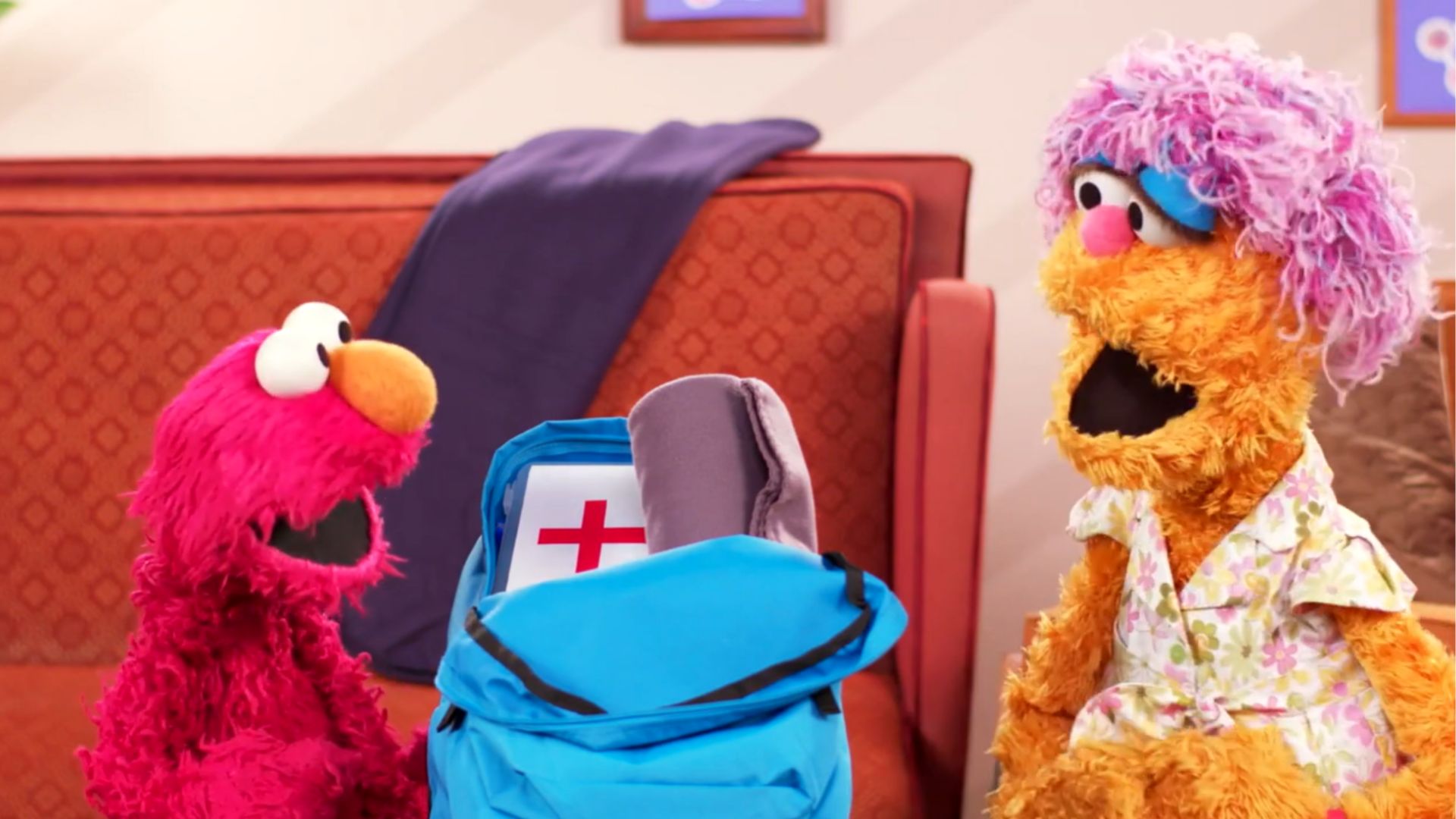 ¡Elmo y su mamá preparan una mochila de emergencias!