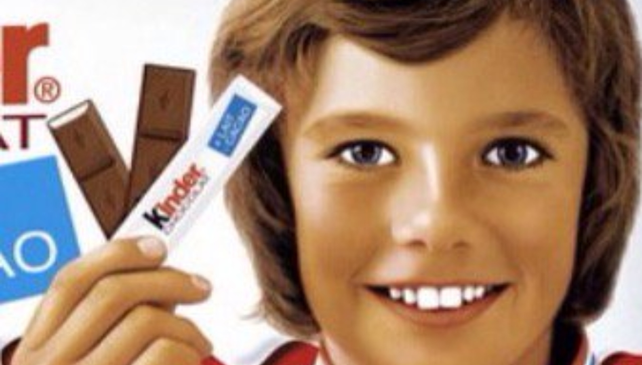 Mira cómo luce hoy el niño que fue la portada del chocolate Kinder